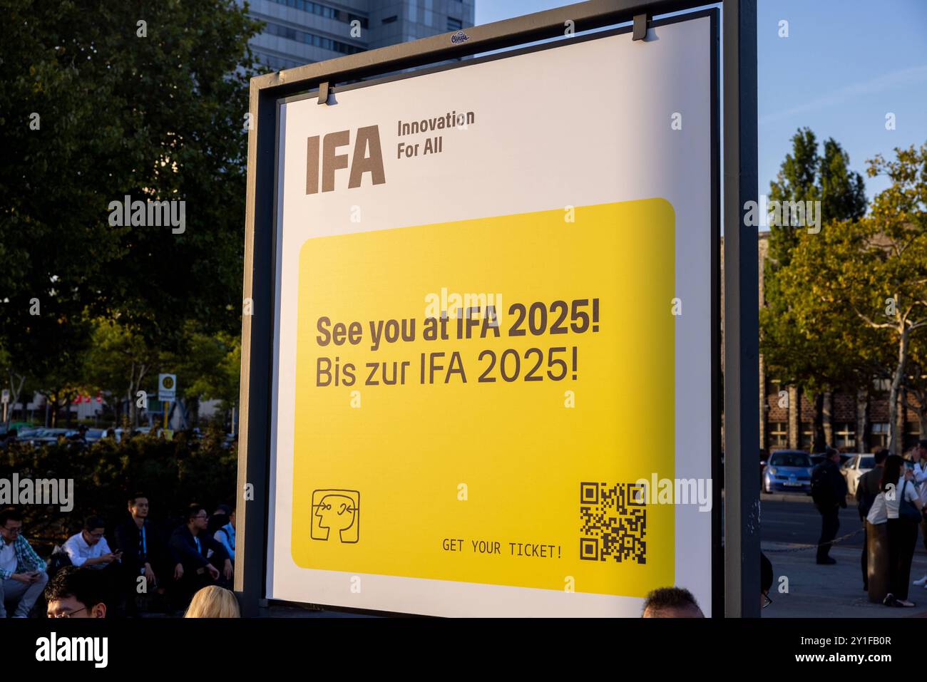 IFA 2024 Deutschland Berlin am 05.09.2024: Mit einem Schild ...