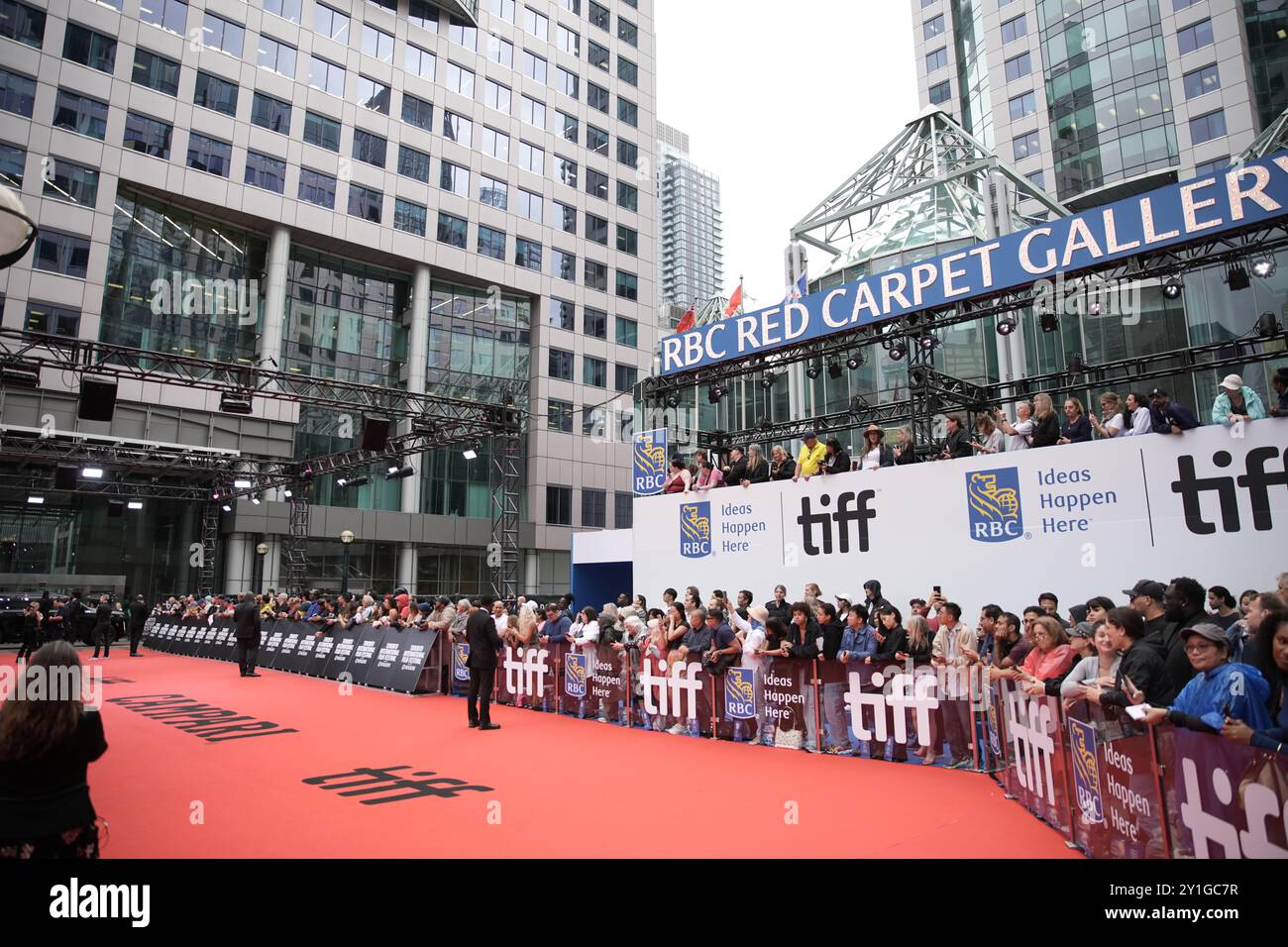 Prominente gehen auf dem roten Teppich beim Toronto International Film ...