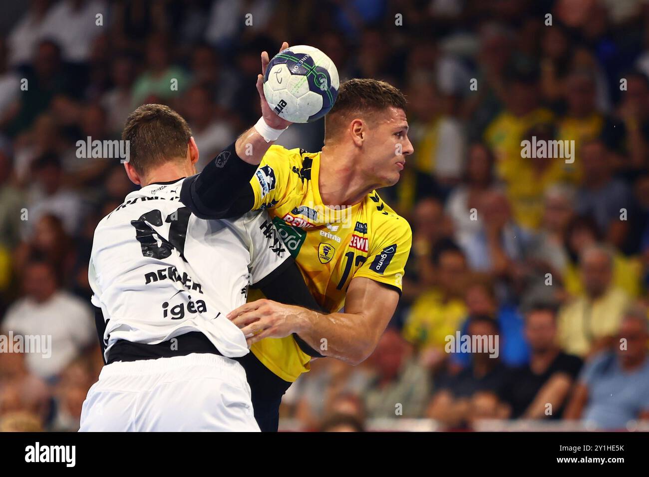 Sebastian Heymann (Rhein-Neckar Loewen) im Zweikampf mit Hendrik ...