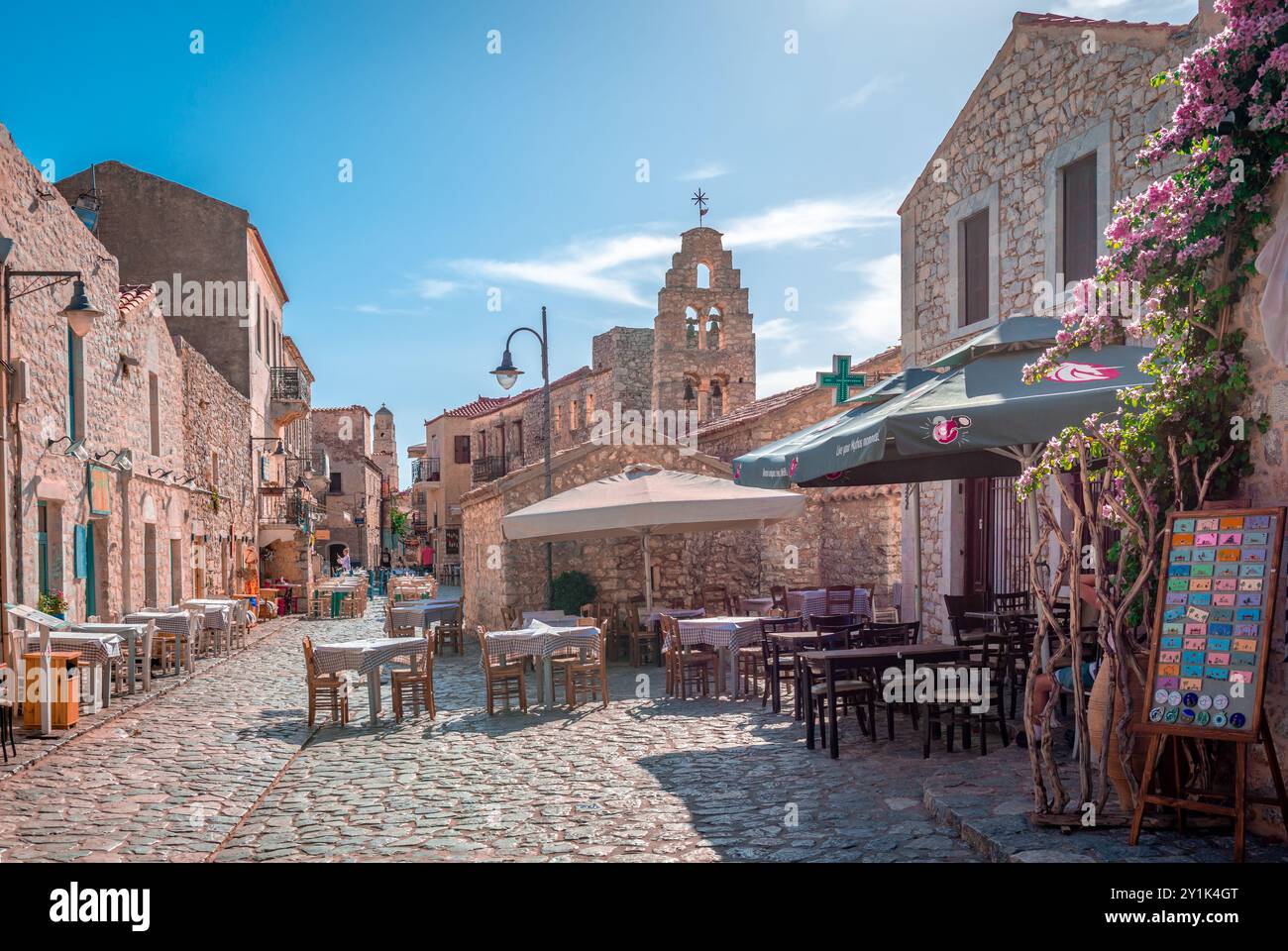 Areopoli, Griechenland - 26. Juni 2024: Blick auf die Kapetan Matapa St ...