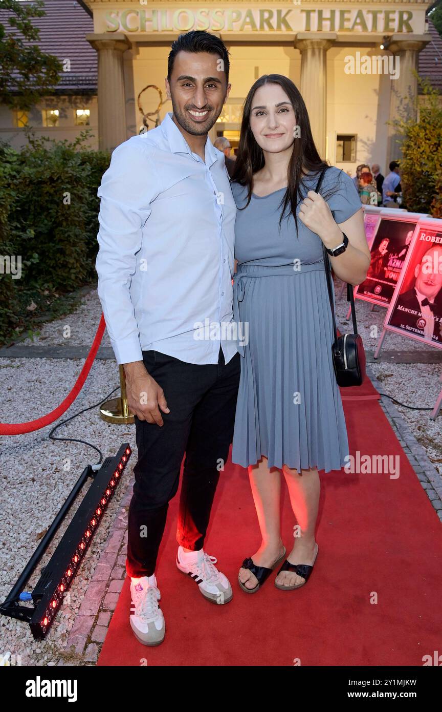 Mohamed El-Asmer mit Sara bei der Premiere des Theaterstücks Stasi ...