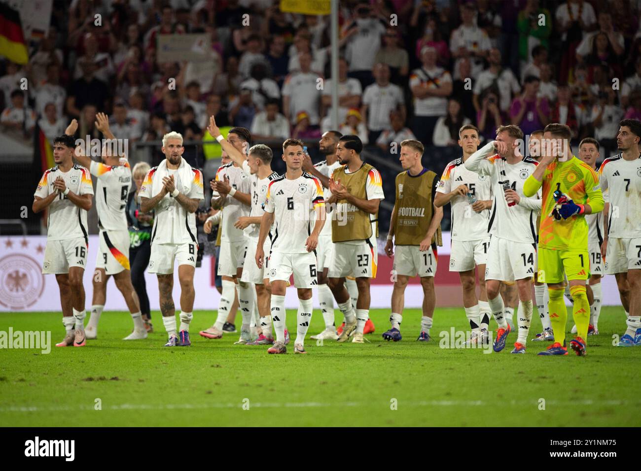 Vorne Mitte: Joshua KIMMICH GER, Schlussjubel Deutschland, Ehrenrunde ...
