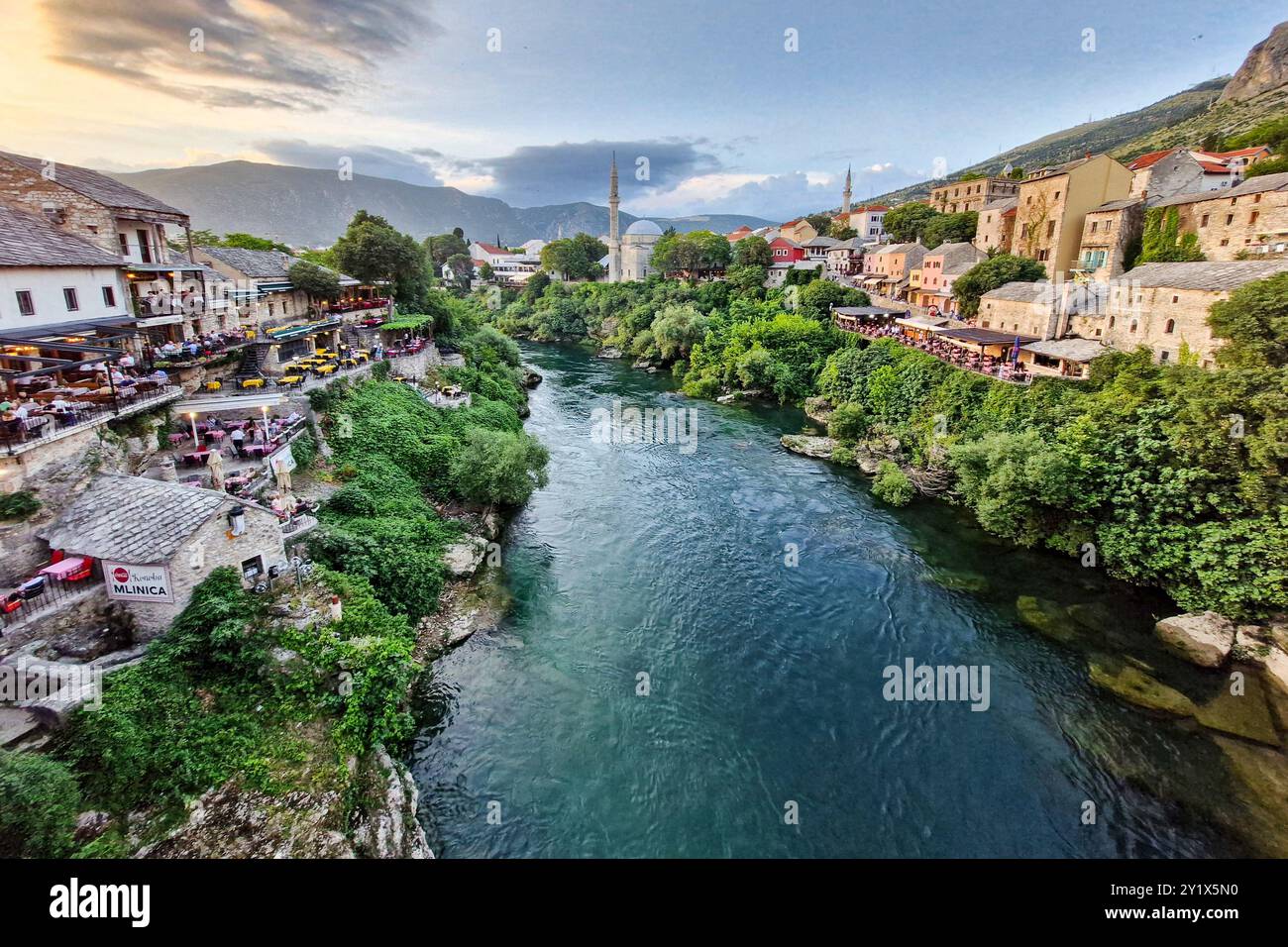 Allgemeiner Blick auf die Mietshäuser entlang des Flusses Neretva in ...