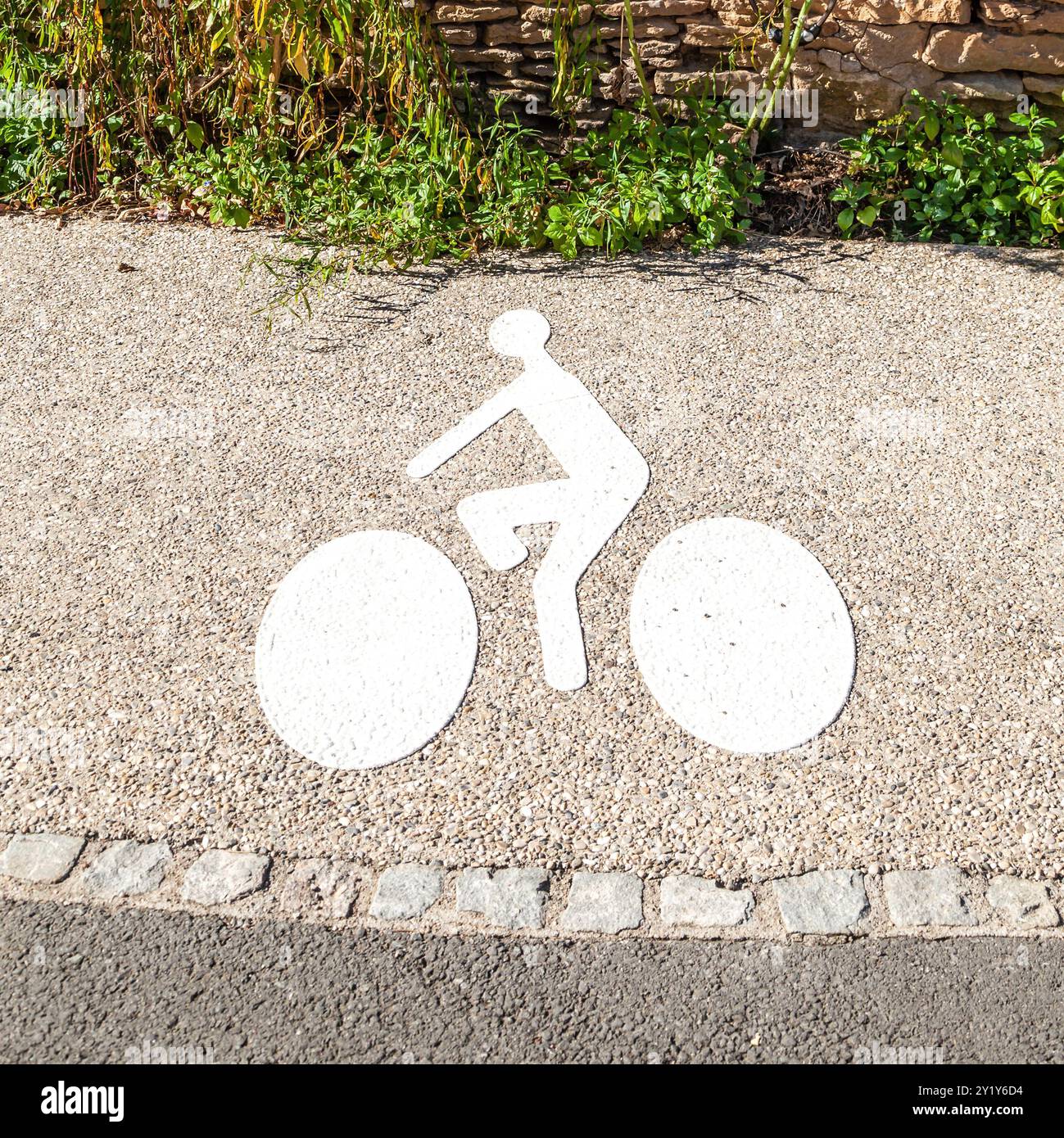 Ein Radweg auf dem Land, mit einer Nahaufnahme eines Fahrrads, das ...