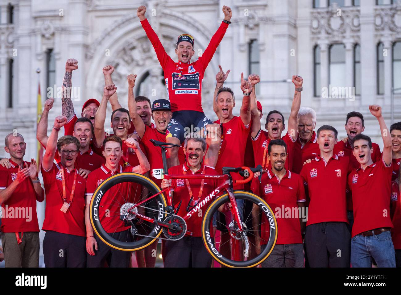 Primoz Roglic aus Slowenien und Team Red Bull Bora - Hansgrohe feiert ...