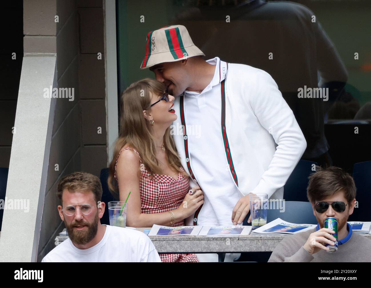 New York, Usa. September 2024. Taylor Swift und Travis Kelce küssen ...