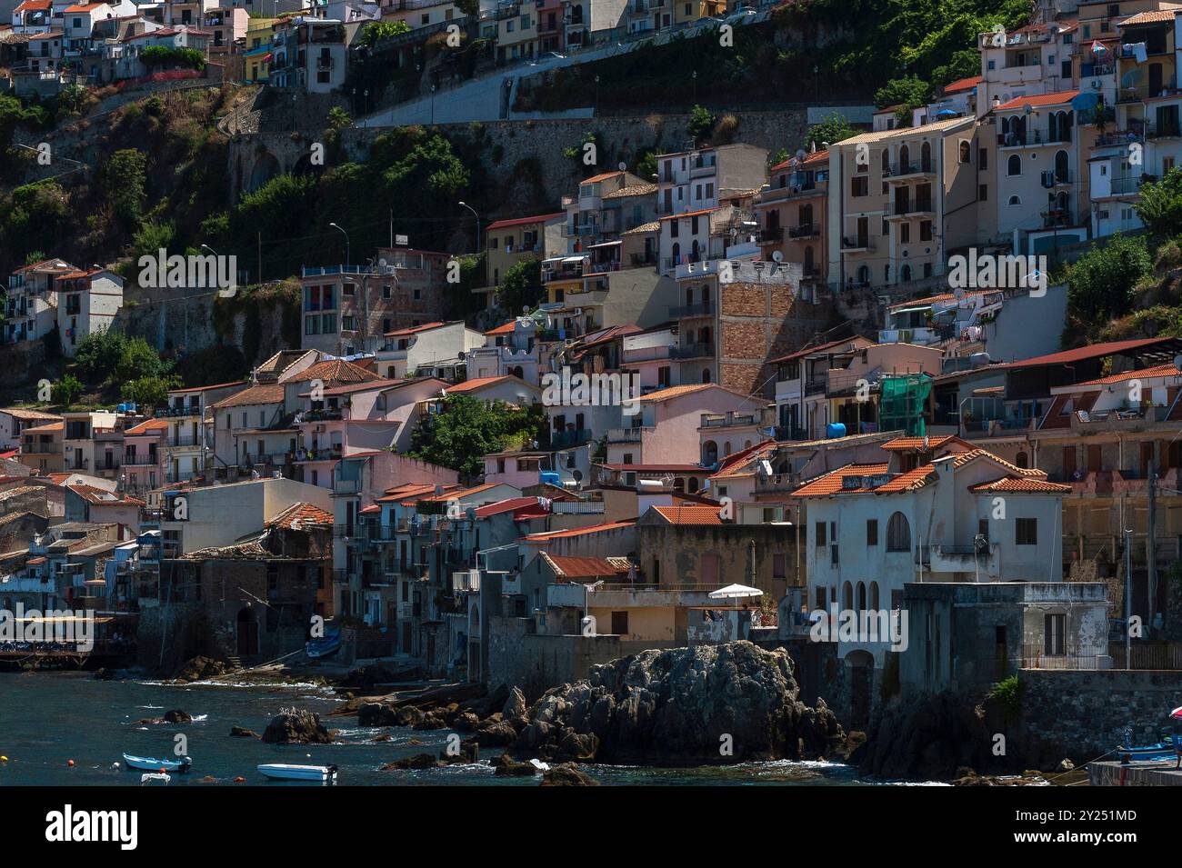 Stadt Scilla in Kalabrien, Italien, mit Blick auf das Tyrrhenische Meer ...