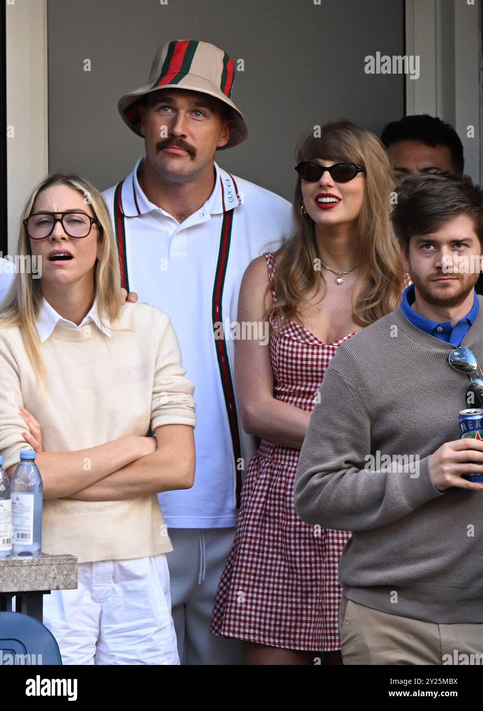 Flushing NY, USA. September 2024. Taylor Swift und Travis Kelce sehen ...