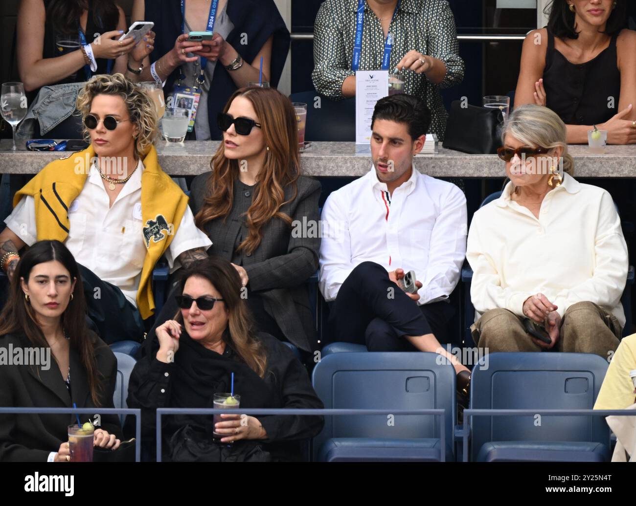 Flushing NY, USA. September 2024. Sophia Bush und Martha Stewart sehen ...