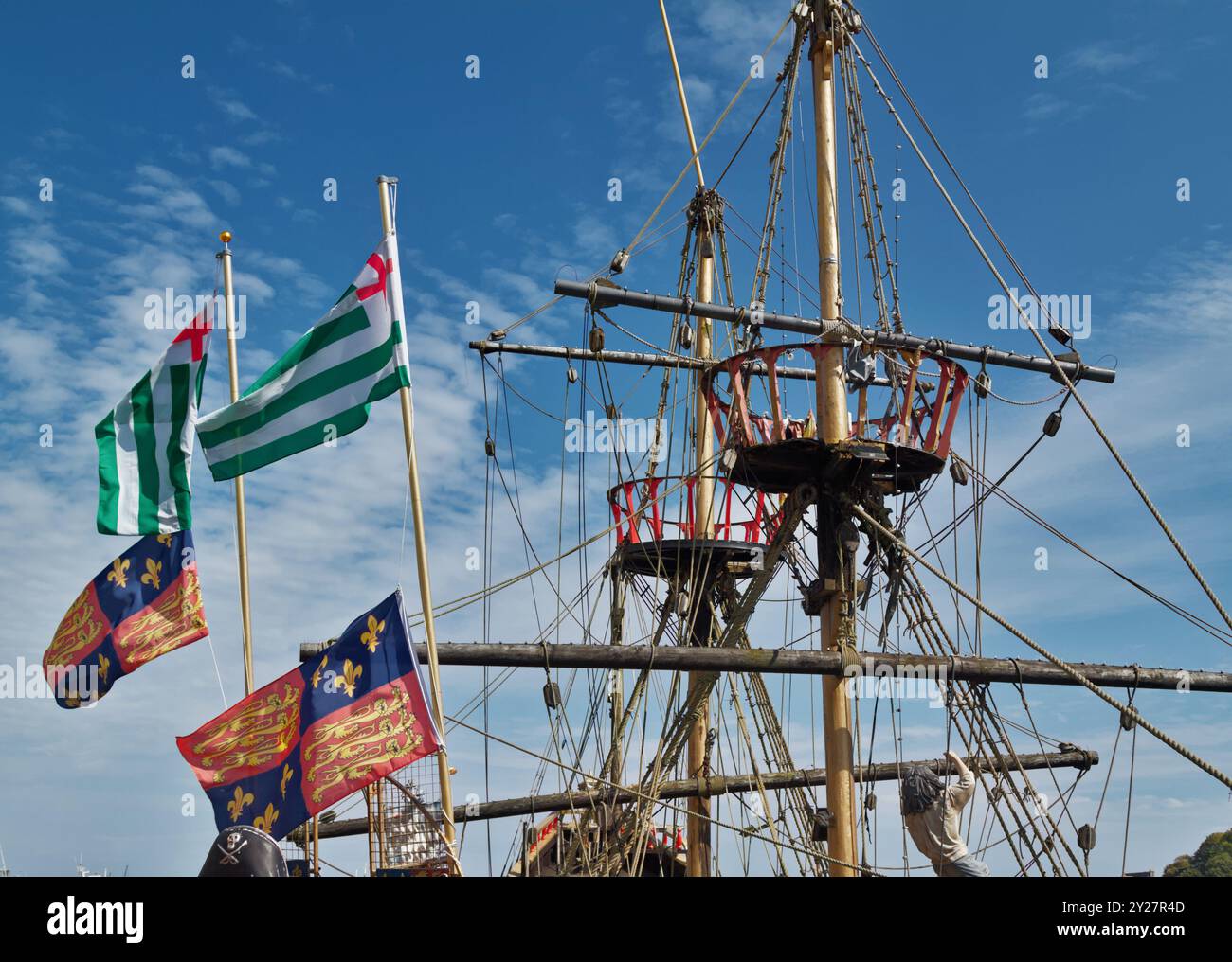 Masts, Crows Nest, Rope Rigging und Flags of the Replica Golden Hind ...