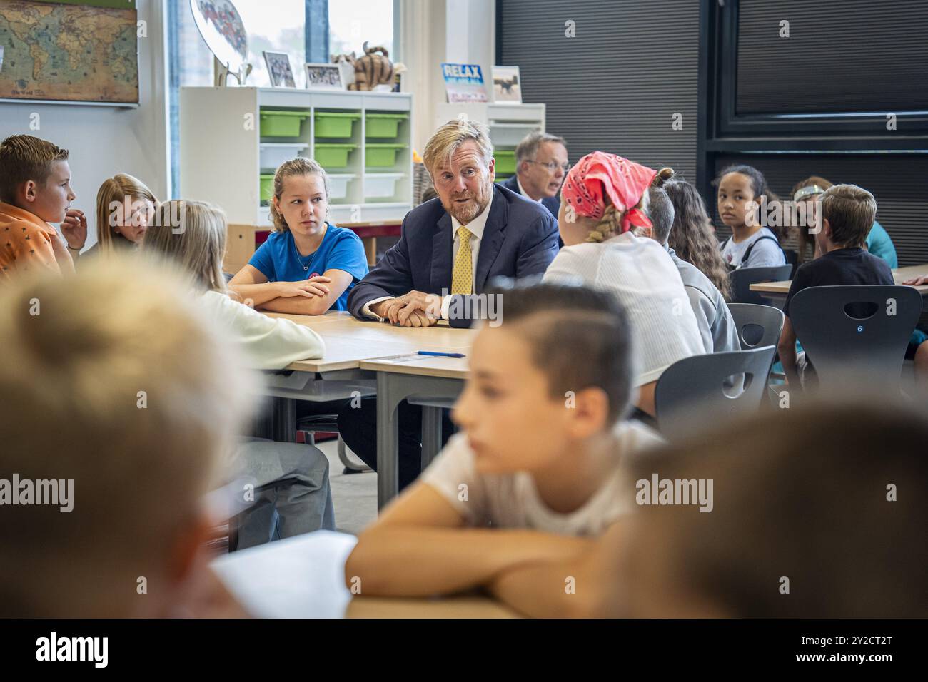 ZEHN BOER - König Willem-Alexander bei einem Arbeitsbesuch an der Volksschule de Huifkar in zehn ...