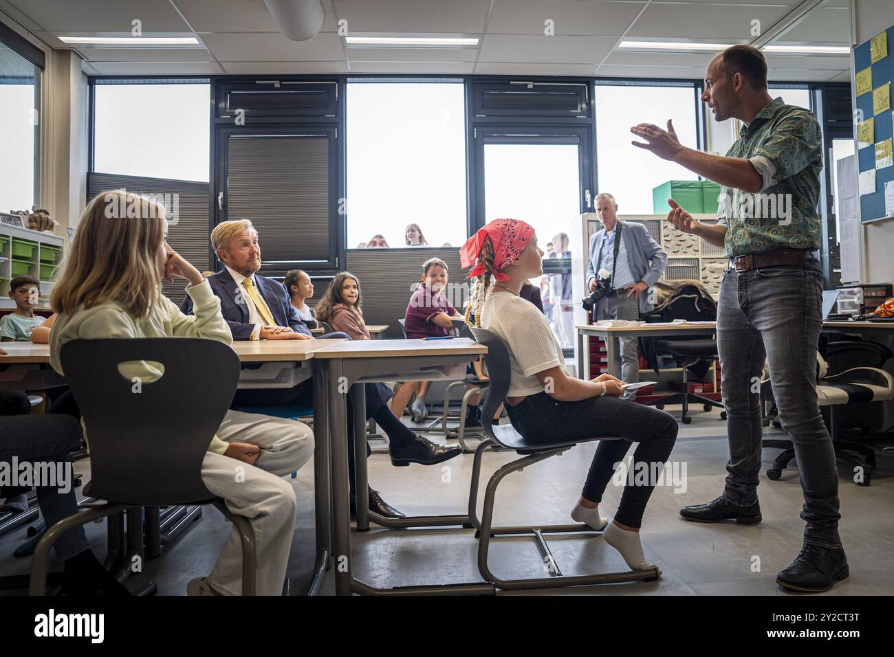 ZEHN BOER - König Willem-Alexander bei einem Arbeitsbesuch an der Volksschule de Huifkar in zehn ...