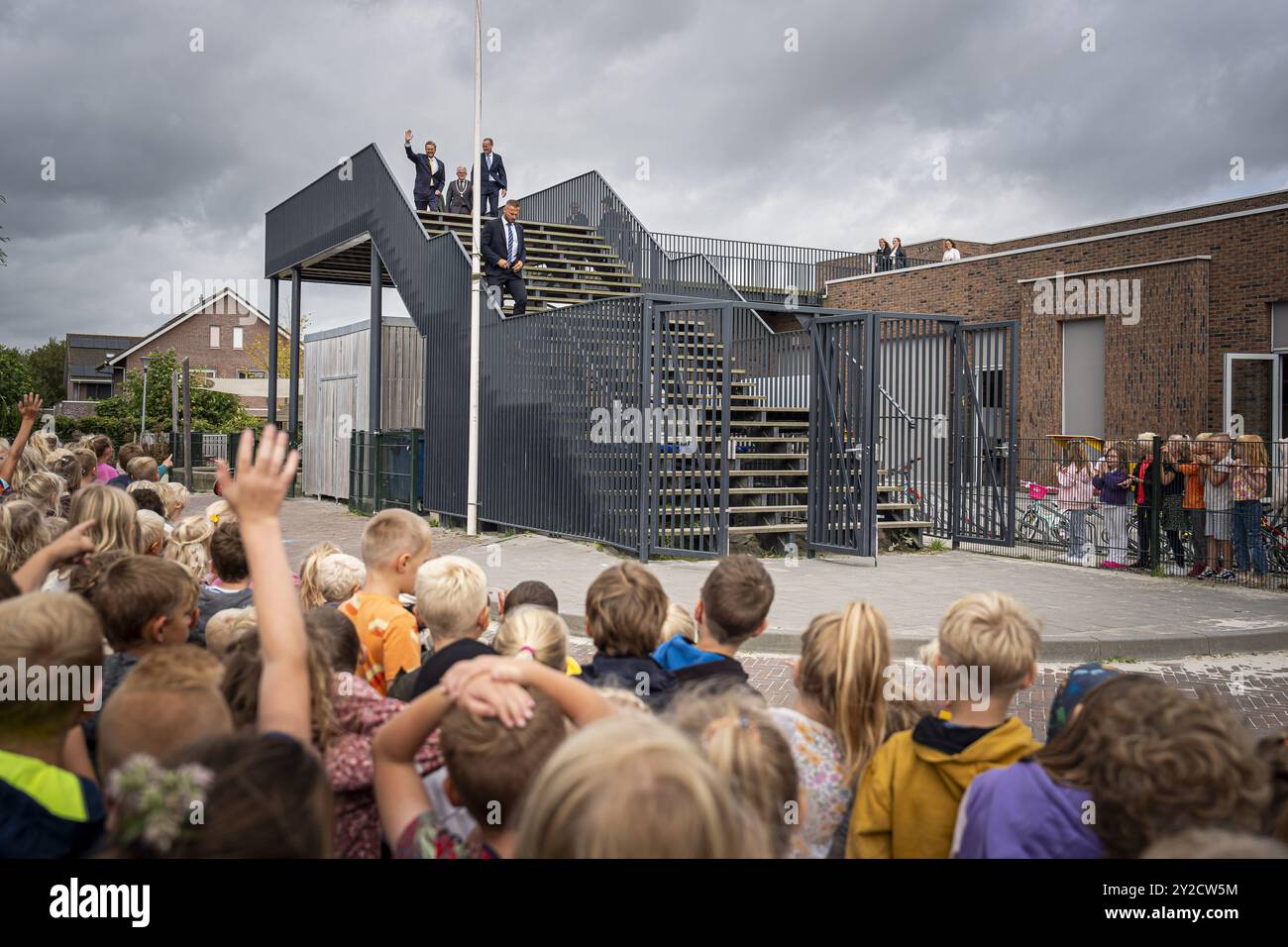 ZEHN BOER - König Willem-Alexander bei einem Arbeitsbesuch an der Volksschule de Huifkar in zehn ...