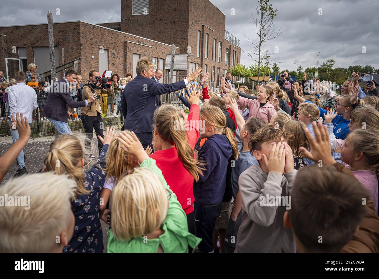ZEHN BOER - König Willem-Alexander bei einem Arbeitsbesuch an der Volksschule de Huifkar in zehn ...