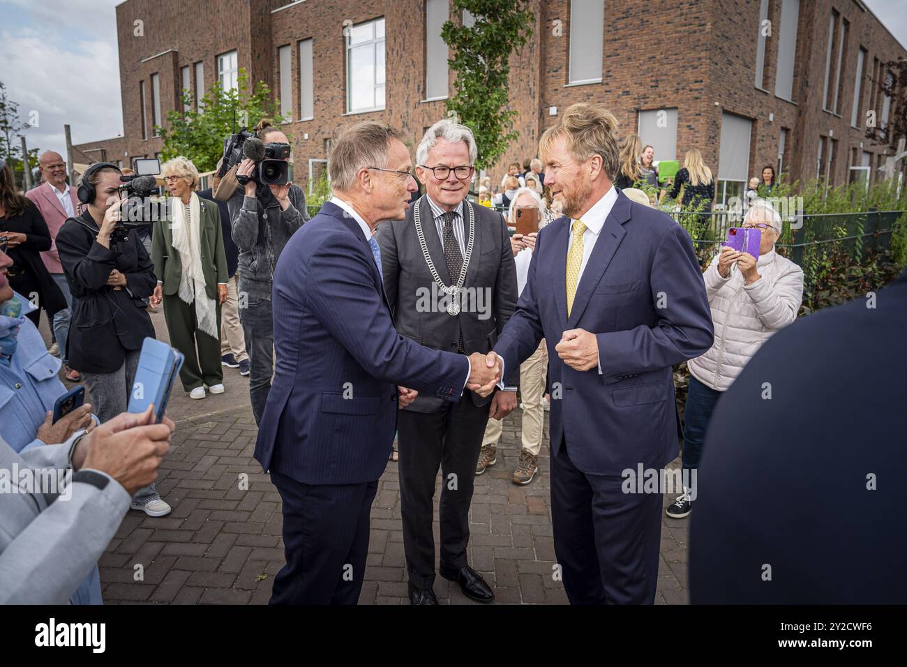 ZEHN BOER - König Willem-Alexander bei einem Arbeitsbesuch an der Volksschule de Huifkar in zehn ...