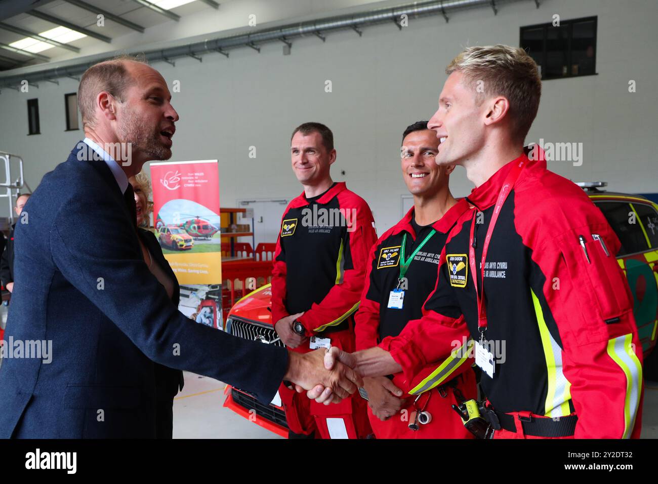 Der Prince of Wales, Patron von Wales Air Ambulance, trifft sich mit ...