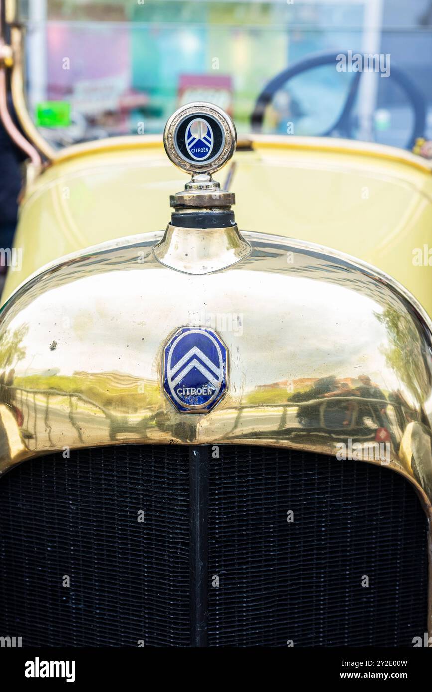 Citroen goldenes auto -Fotos und -Bildmaterial in hoher Auflösung – Alamy