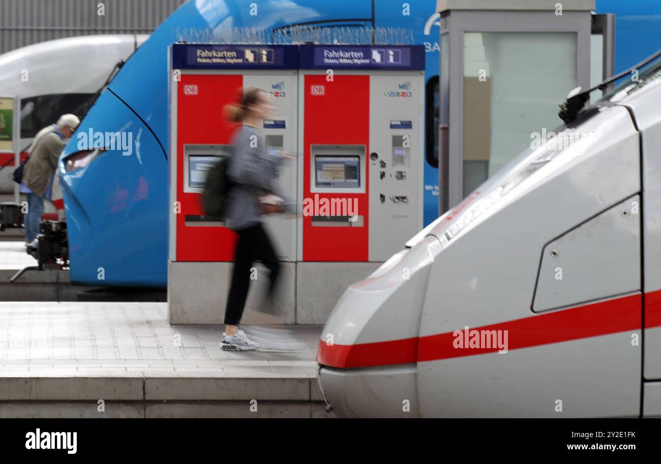 Bahn, DB, Deutsche Bahn, Zug, Eisenbahn, Zugbegleiter, Gleise ...