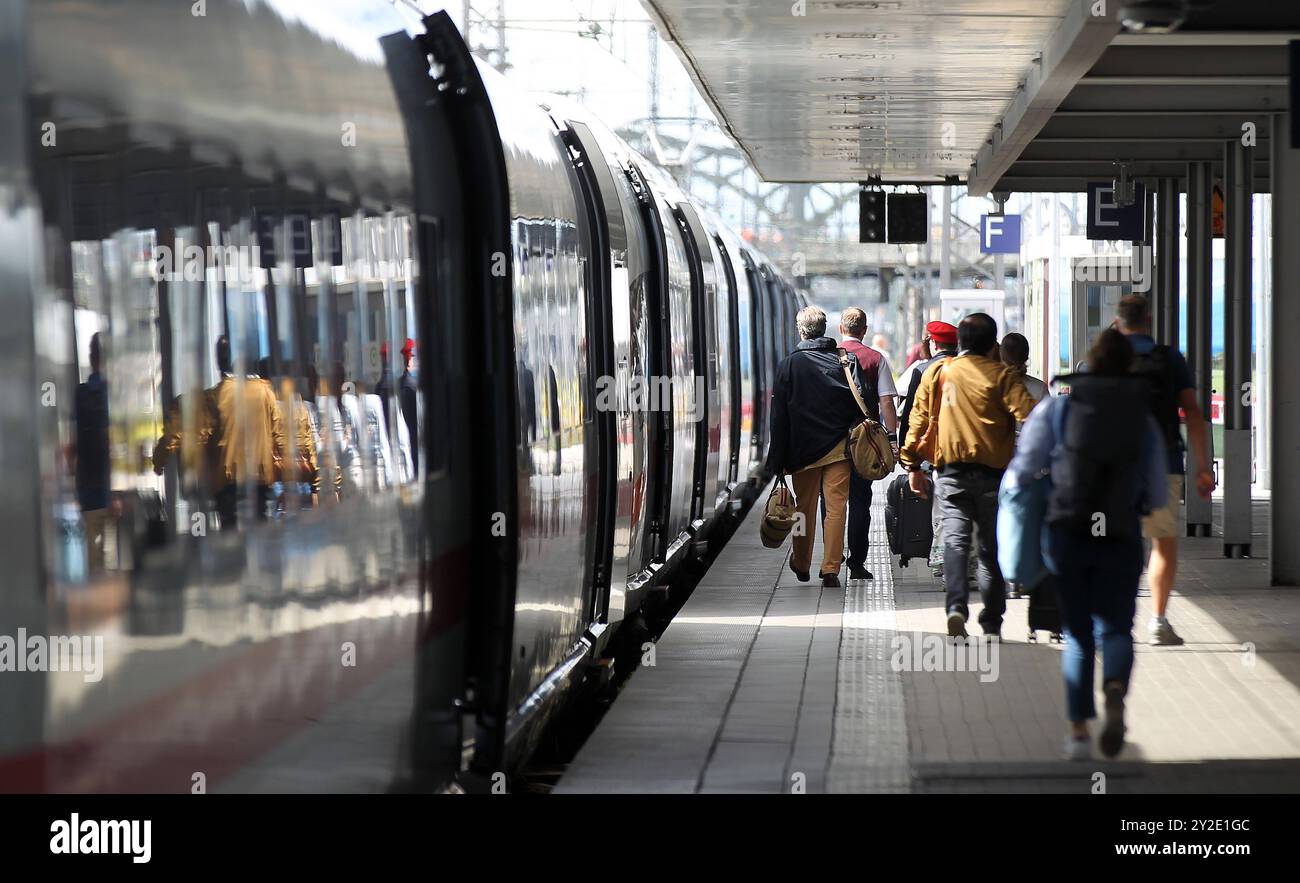 Bahn, DB, Deutsche Bahn, ICE, Zug, Eisenbahn, Zugbegleiter, Gleise ...