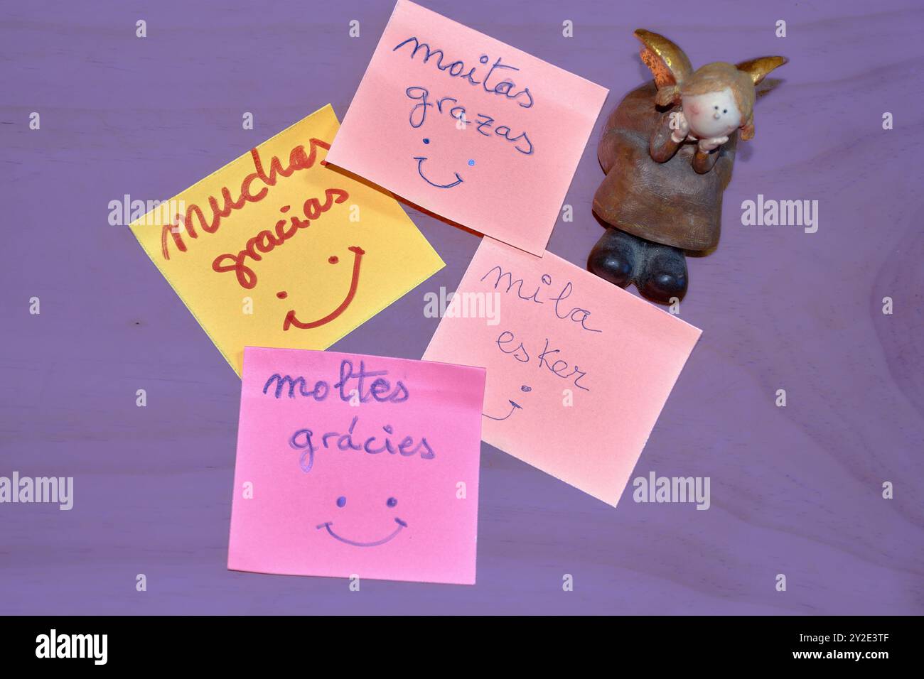 Dieses Bild zeigt vier farbenfrohe Notizen, die Dankbarkeit in den vier ...