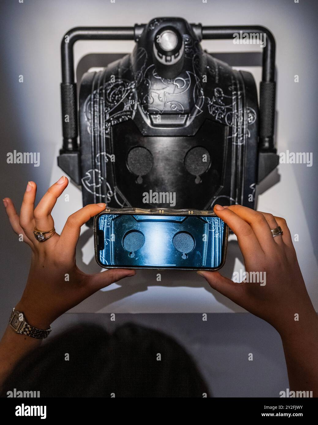 London, Großbritannien. September 2024. A Doctor Who CyberMaster Helmet ...