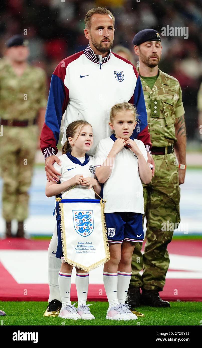 Der Engländer Harry Kane mit seinen Kindern Ivy und Vivienne vor dem B2 ...