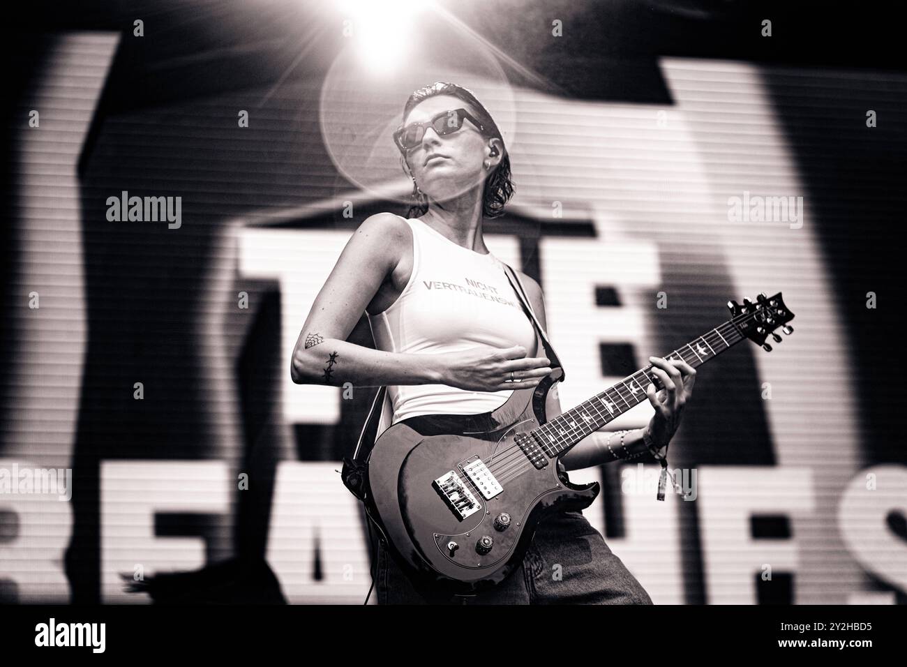 Die Gitarristin Leandra Earl von der australischen Band The Beaches bei ...