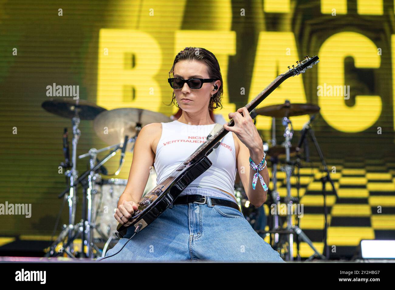 Die Gitarristin Leandra Earl von der australischen Band The Beaches bei ...