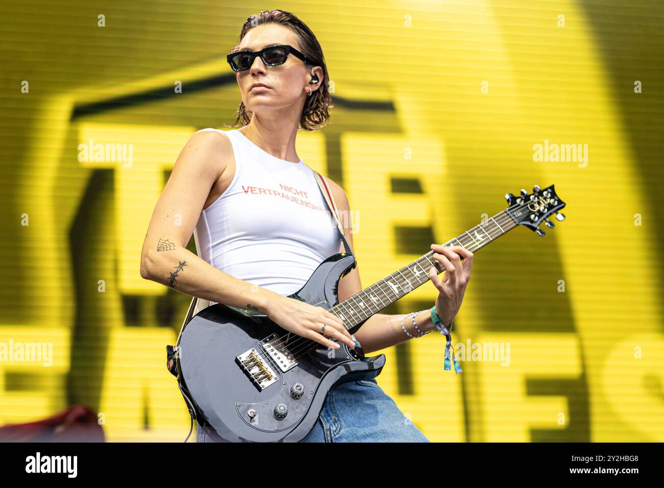 Die Gitarristin Leandra Earl von der australischen Band The Beaches bei ...