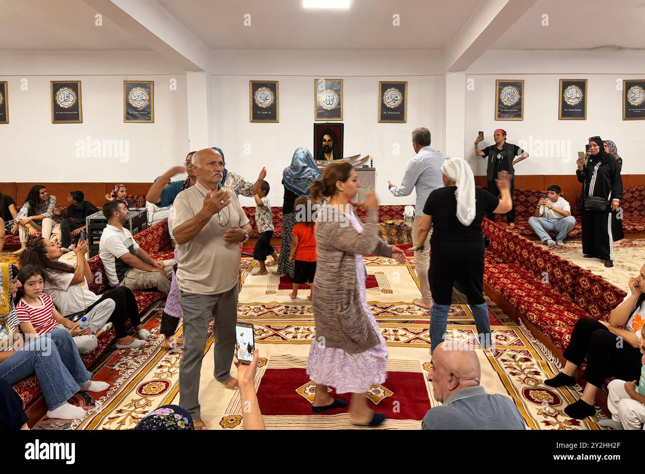 Ankara, Türkei-25. August 2024: Semah-Zeremonie im Cemevi, dem Ort der ...