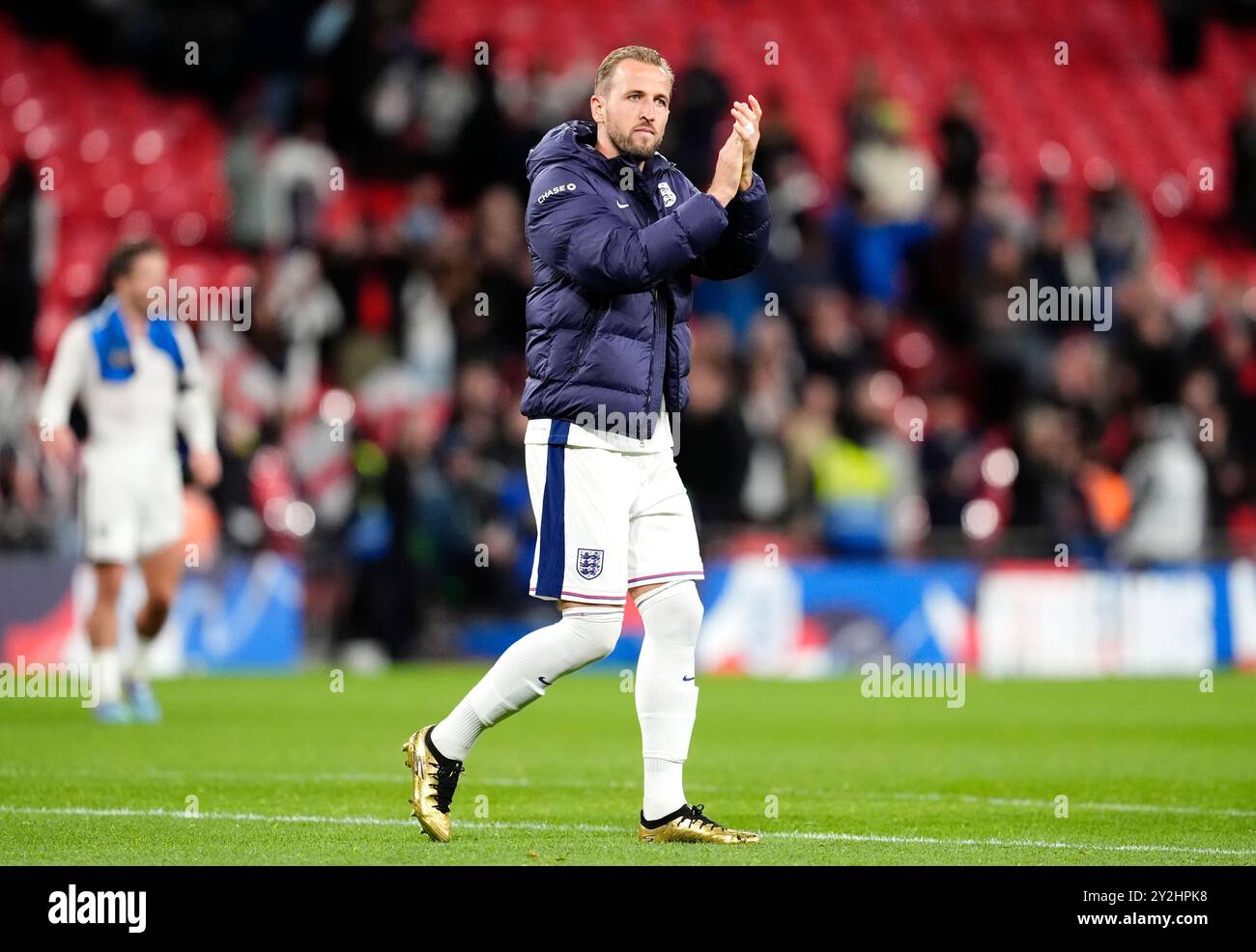 Der Engländer Harry Kane applaudiert den Fans nach dem B2-Spiel der ...