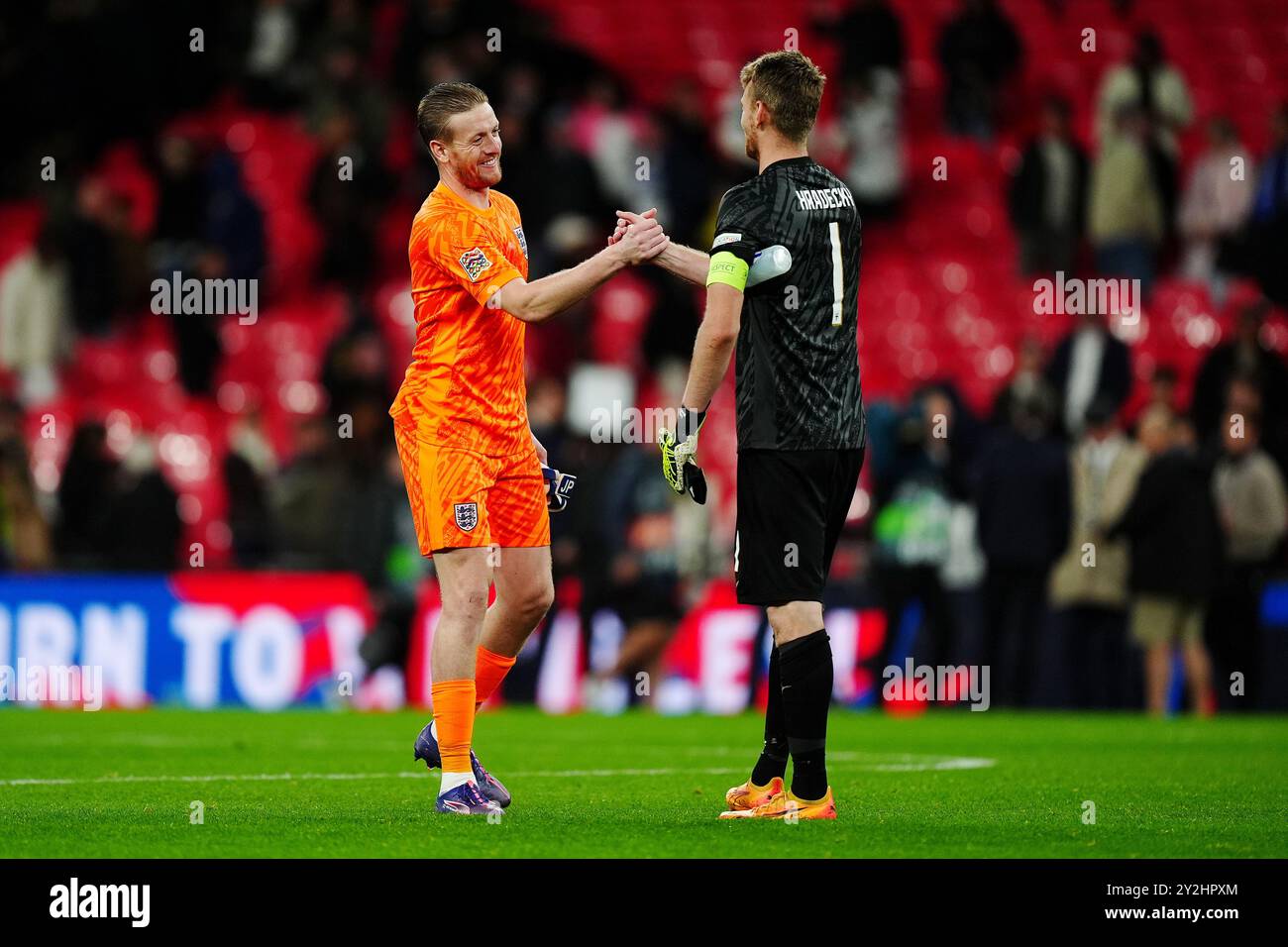 Der englische Torhüter Jordan Pickford (links) schüttelt dem finnischen ...