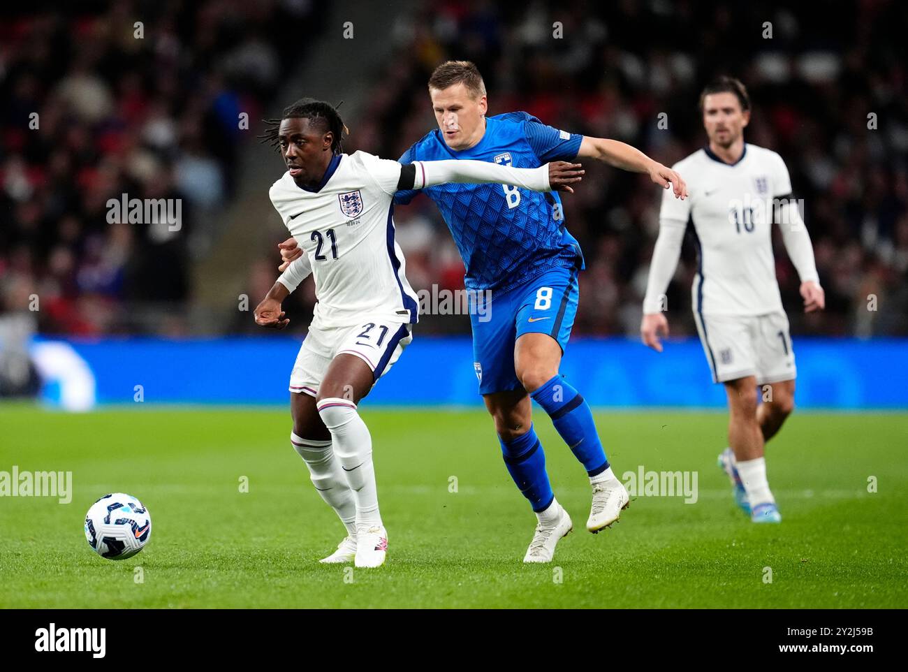 Der Finne Robin Lod (rechts) zieht beim B2-Spiel der UEFA Nations ...