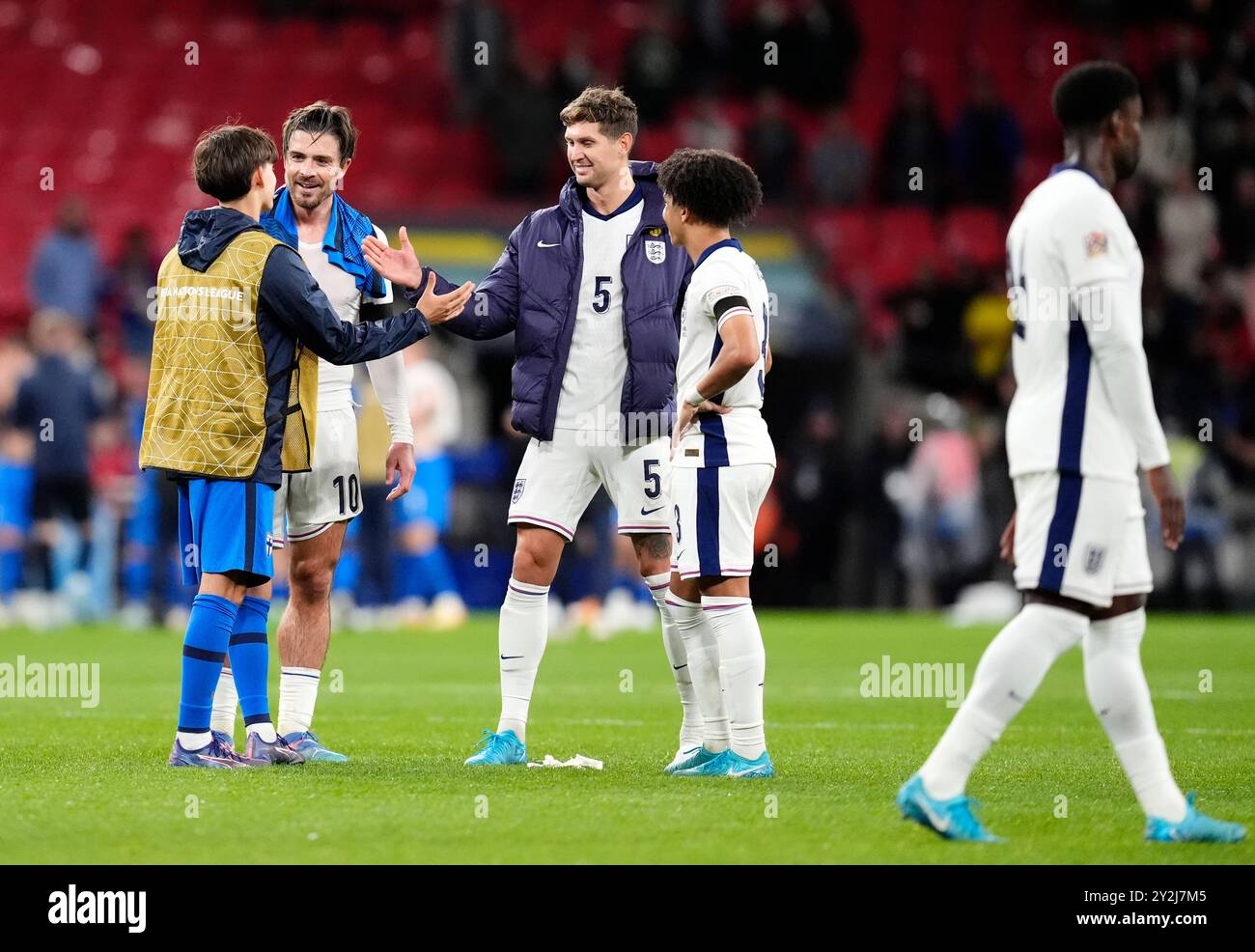 Der Finne Tomas Galvez, der Englands Jack Grealish, John Stones und ...
