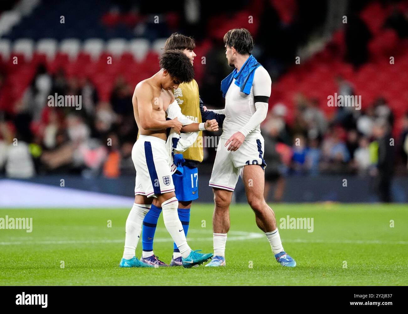Englands Rico Lewis, Finnlands Tomas Galvez und Englands Jack Grealish ...