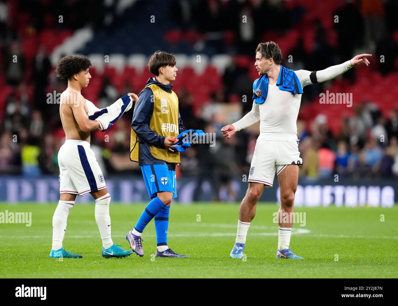 Englands Rico Lewis, Finnlands Tomas Galvez und Englands Jack Grealish ...