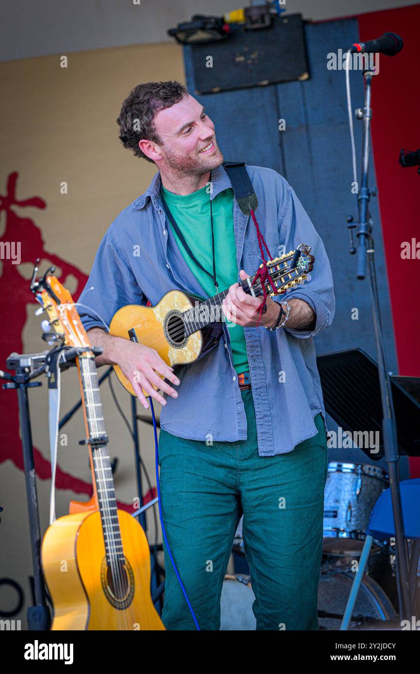 Der Folk-Sänger Blanco White aka Josh Edwards spielt einen Charango ...