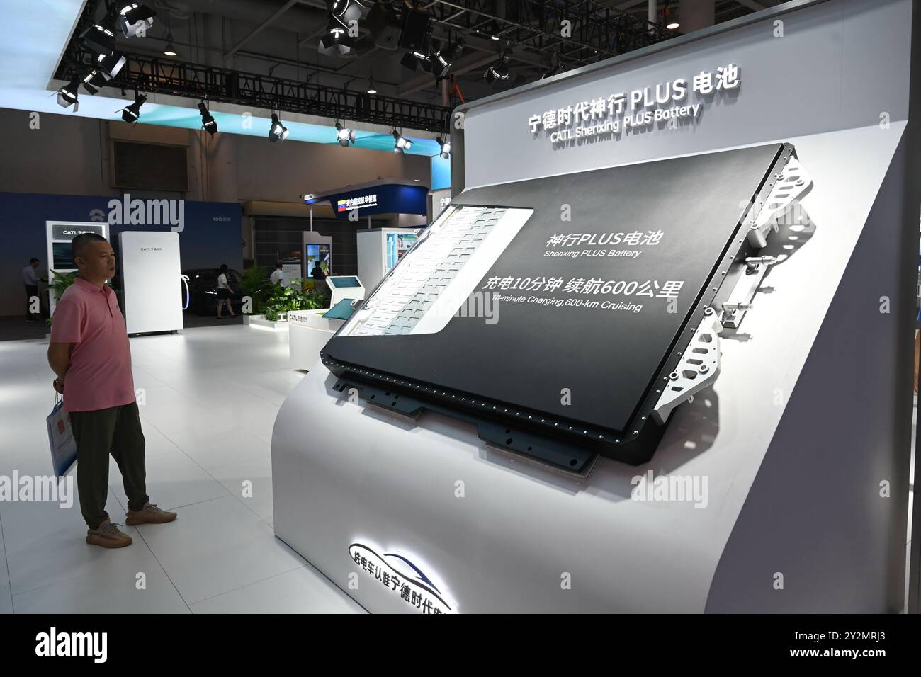 Xiamen, Chinas Provinz Fujian. September 2024. Ein Besucher sieht die Batterie „Shenxing Plus ...