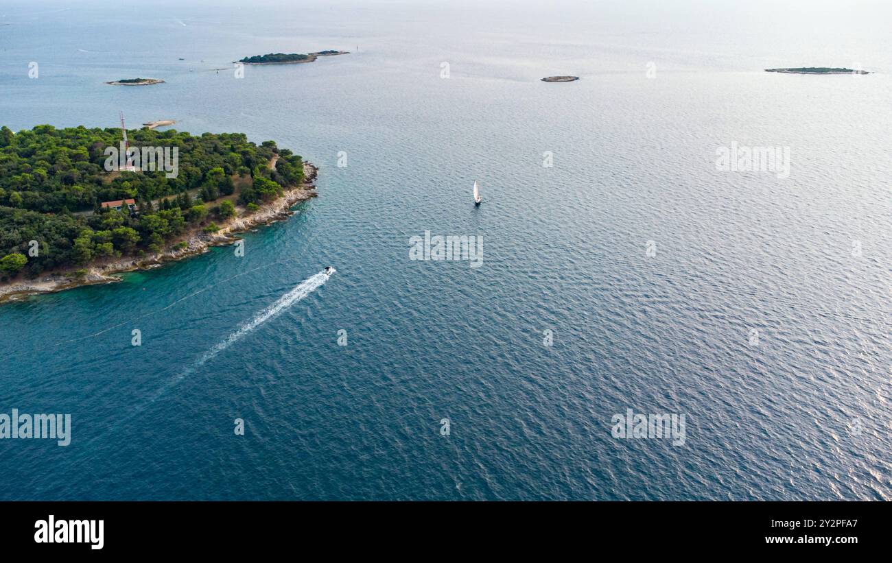 Porec, Istrien, Kroatien - 26. August 2024: Luftaufnahme einer Küstenlandschaft in Kroatien mit ...