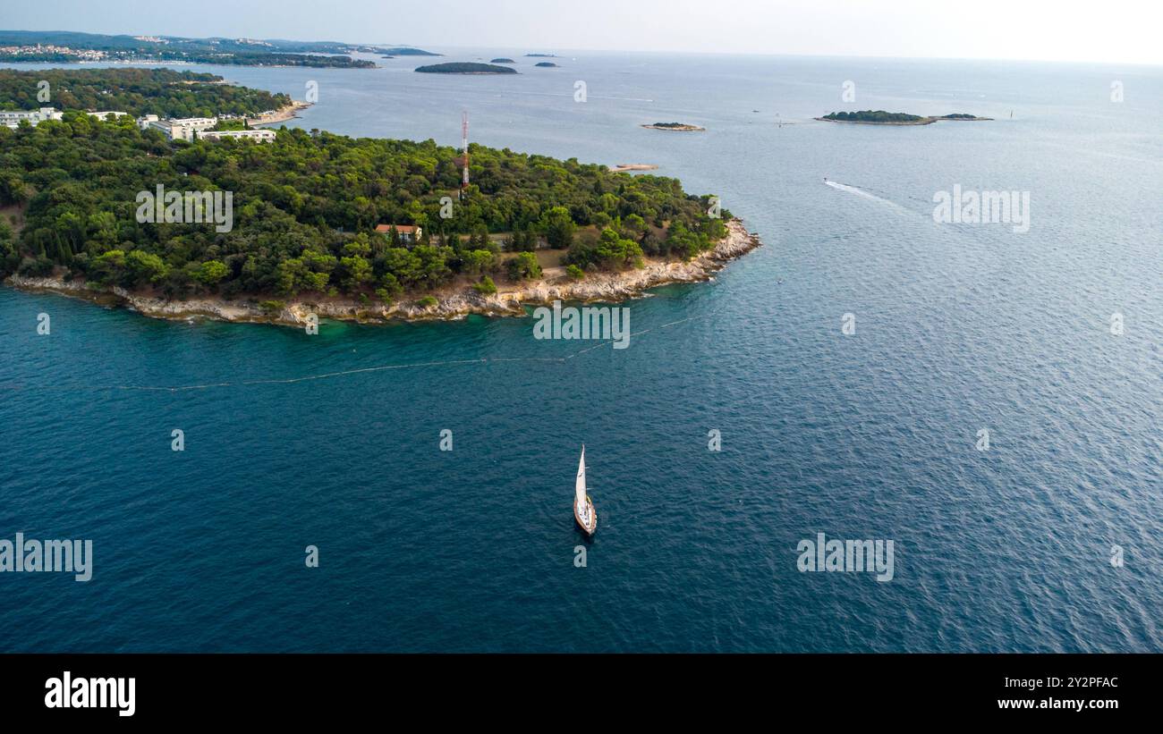Porec, Istrien, Kroatien - 26. August 2024: Luftaufnahme einer Küstenlandschaft in Kroatien mit ...