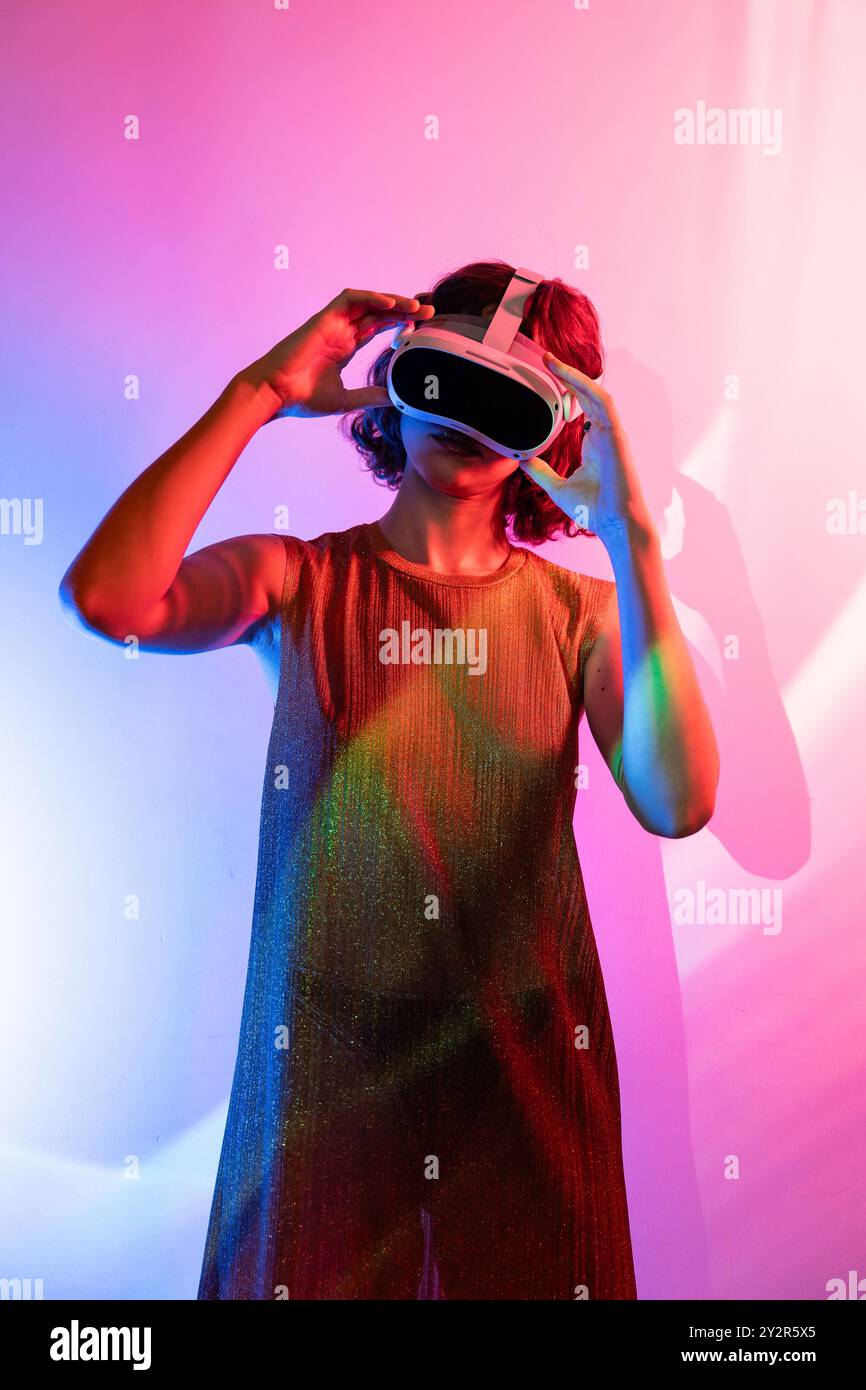 Junge frau erlebt eine virtual reality simulation -Fotos und ...