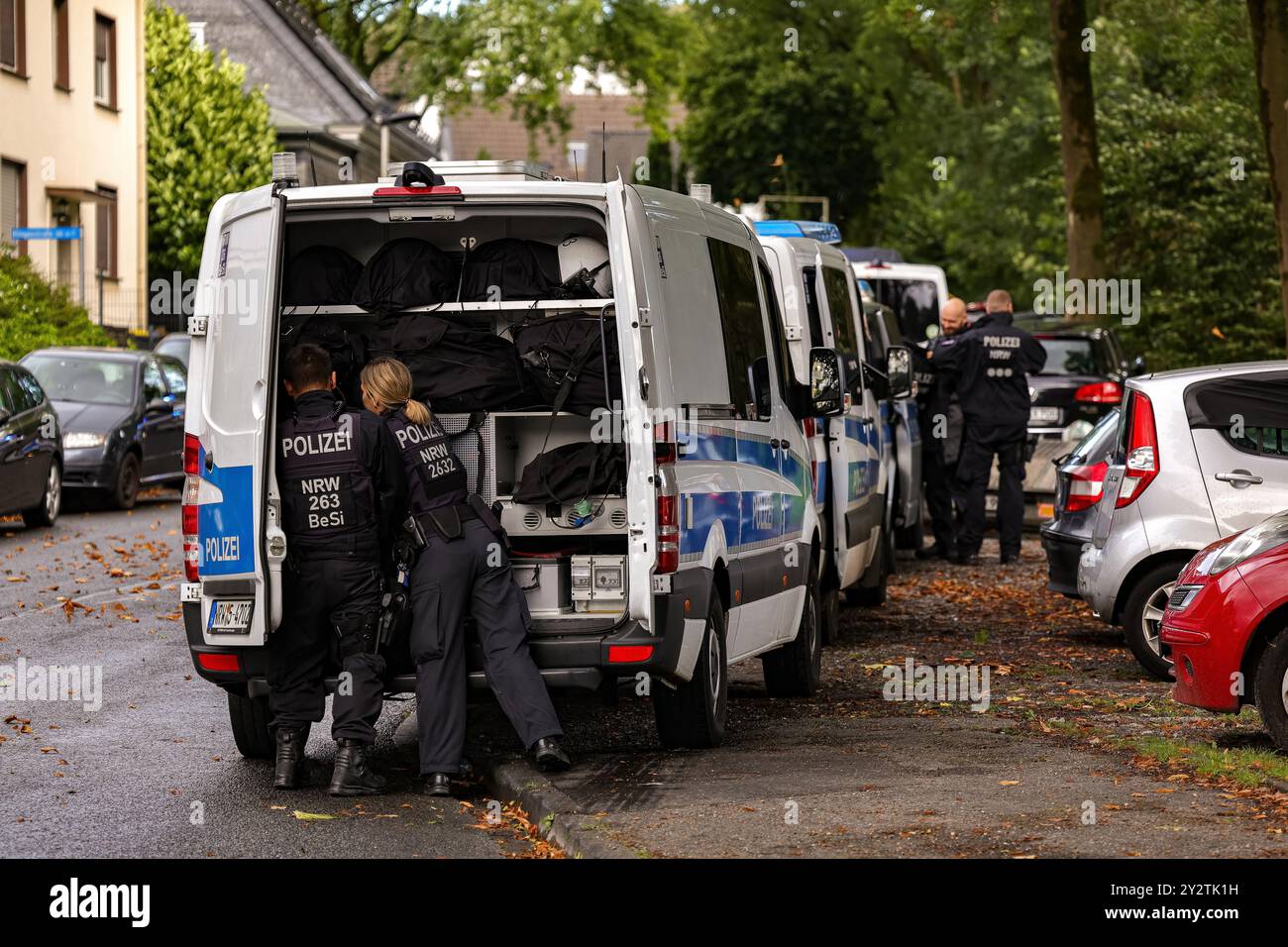 Solingen, Deutschland. September 2024. Polizeibeamte stehen bei ihren ...