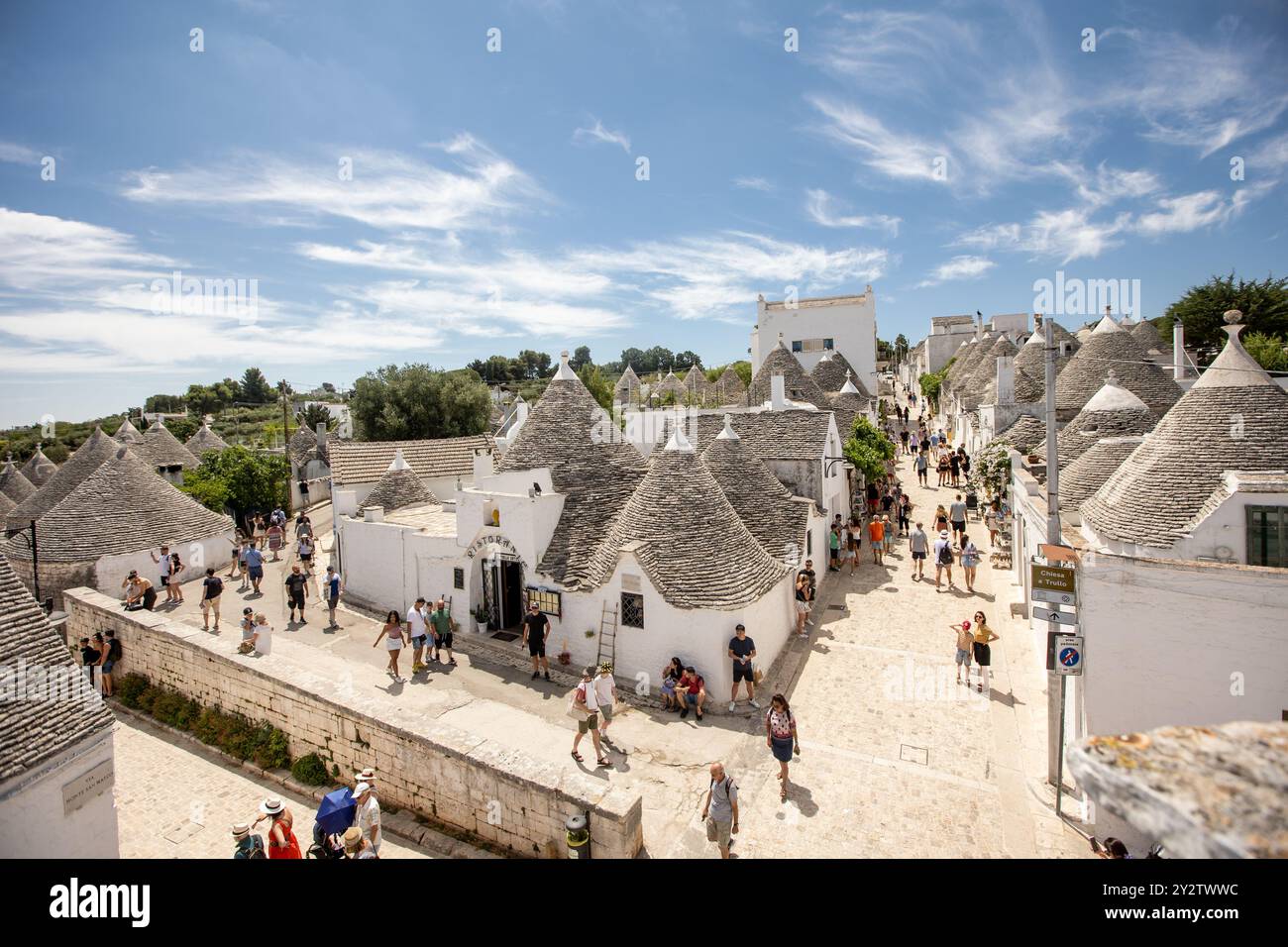 Alberobello, Italien - 2. August 2023: Blick auf die traditionellen ...