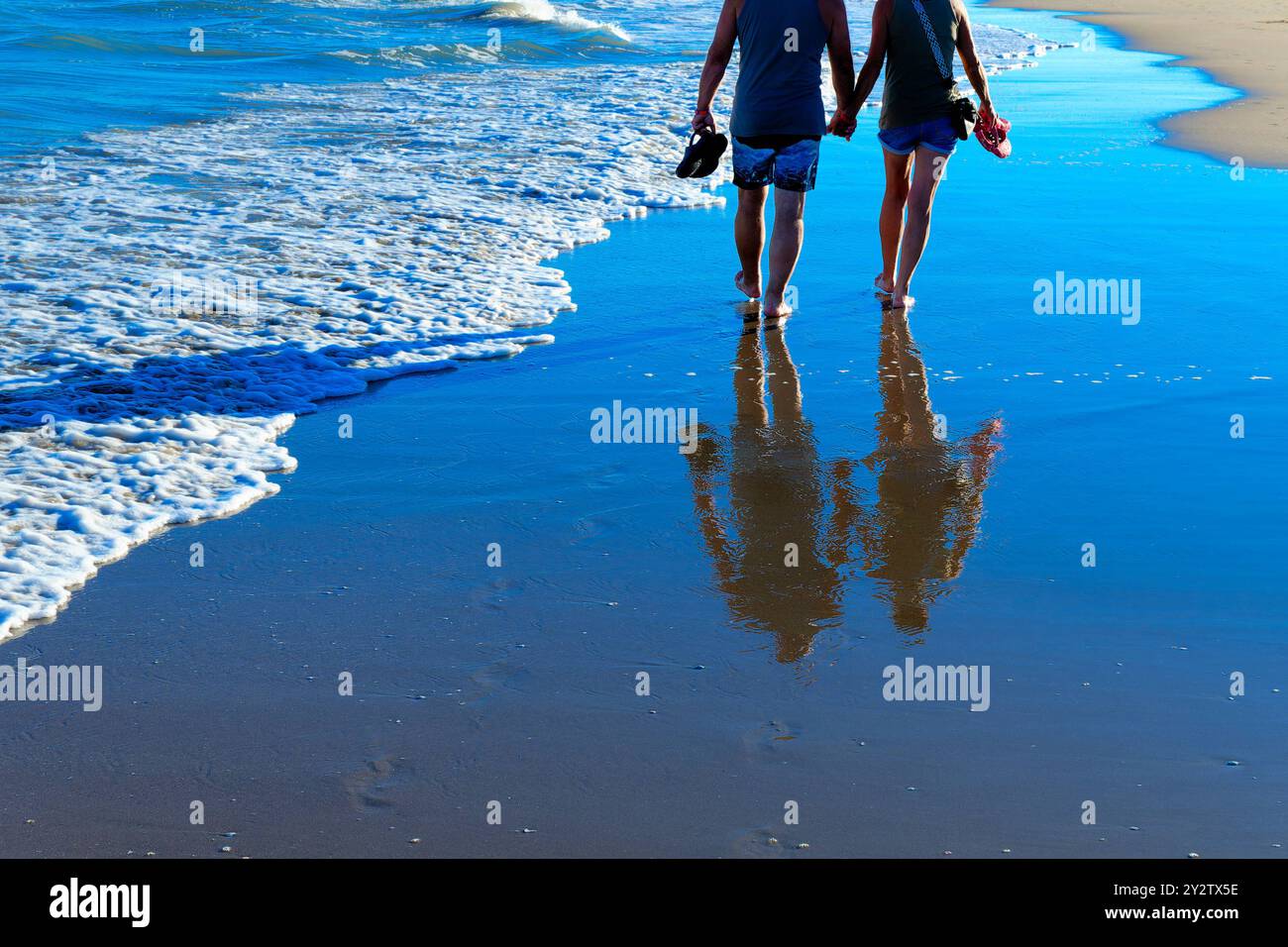 Barfuss unterwegs. Strandwanderer am Meer. Cavallino-Treporti Venetien ...