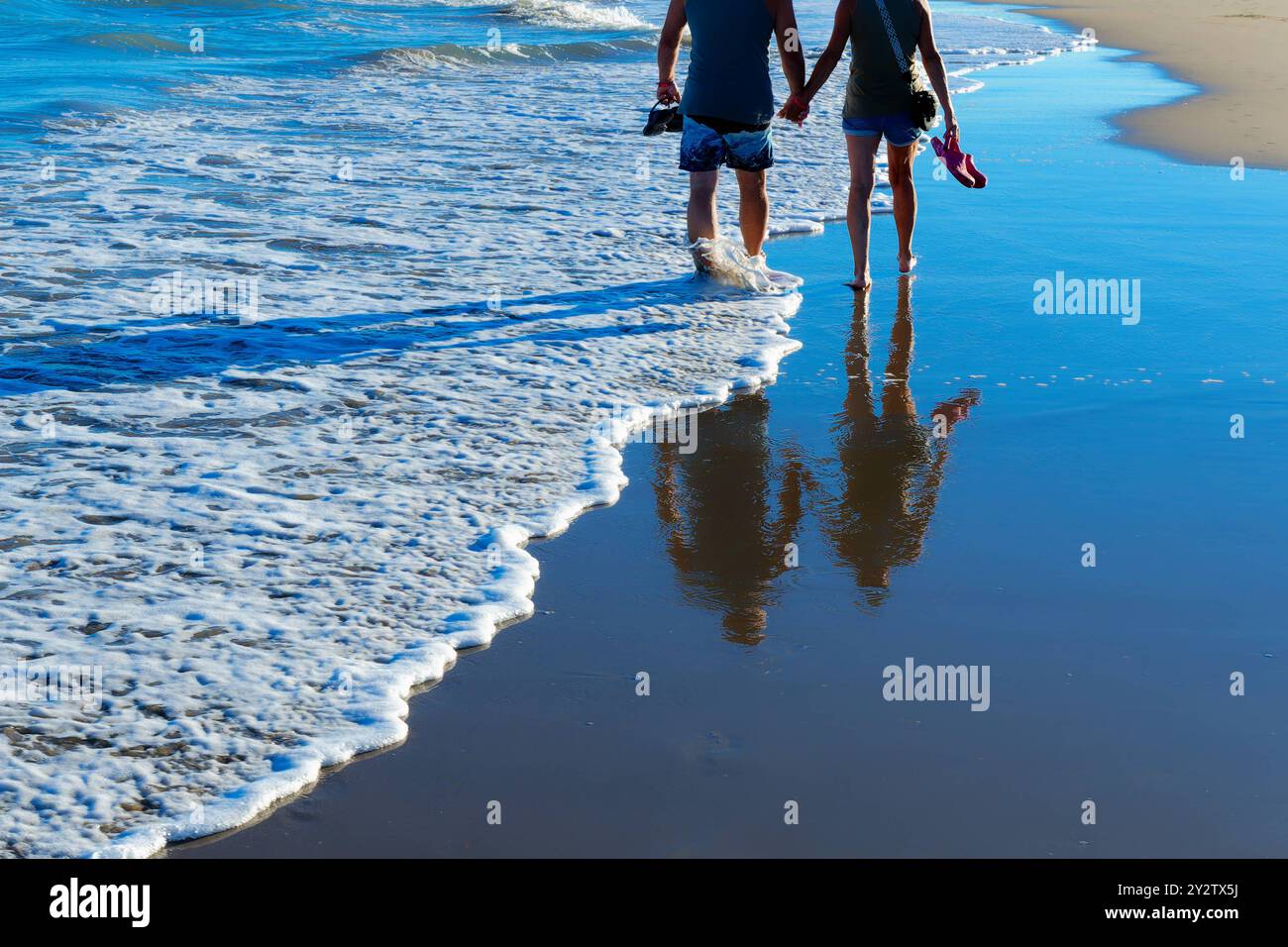 Barfuss unterwegs. Strandwanderer am Meer. Cavallino-Treporti Venetien ...