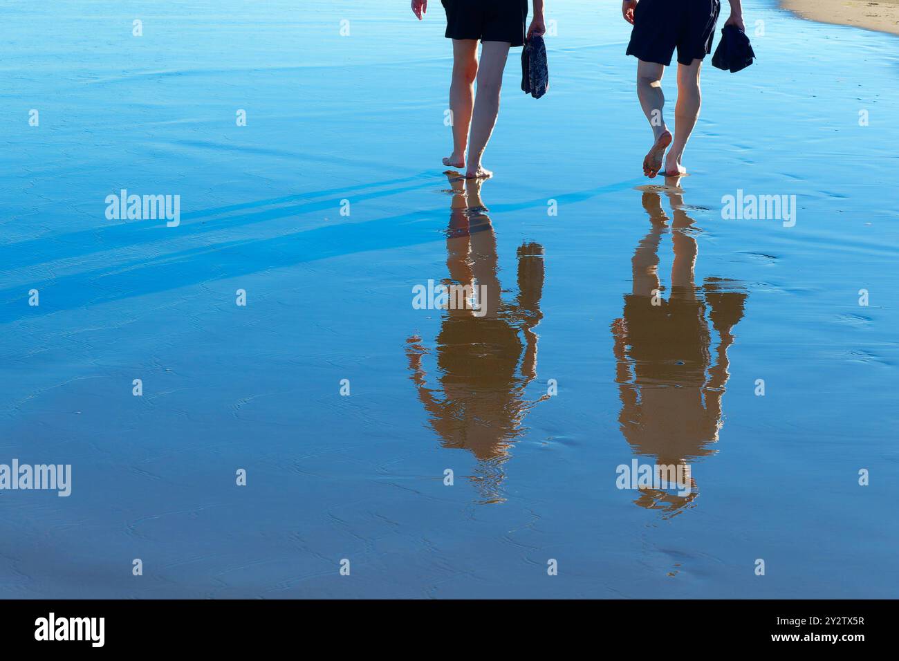 Barfuss unterwegs. Strandwanderer am Meer. Cavallino-Treporti Venetien ...