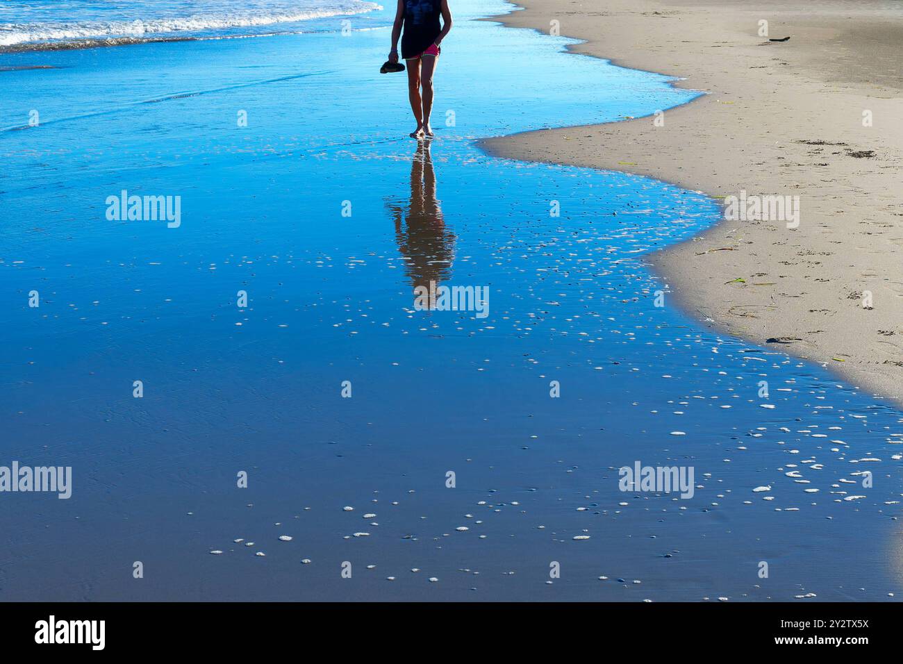Barfuss unterwegs. Strandwanderer am Meer. Cavallino-Treporti Venetien ...