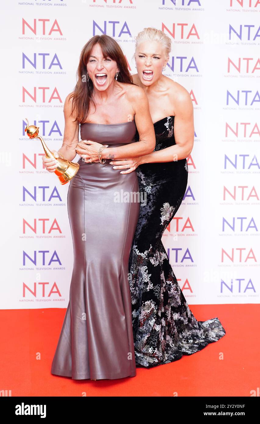 Davina McCall, Gewinnerin des Special Recognition Award mit Hannah Waddingham, bei den National ...