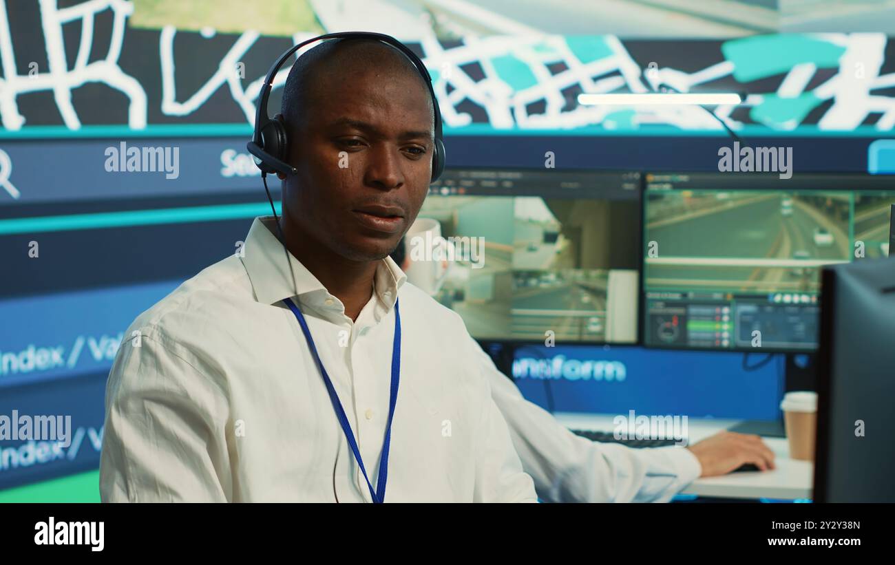 Der afroamerikanische Dispatch Operator gibt dem Fahrer des ...