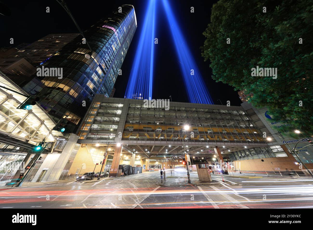 Das Tribute in Light erhebt sich über der Skyline von New York City ...